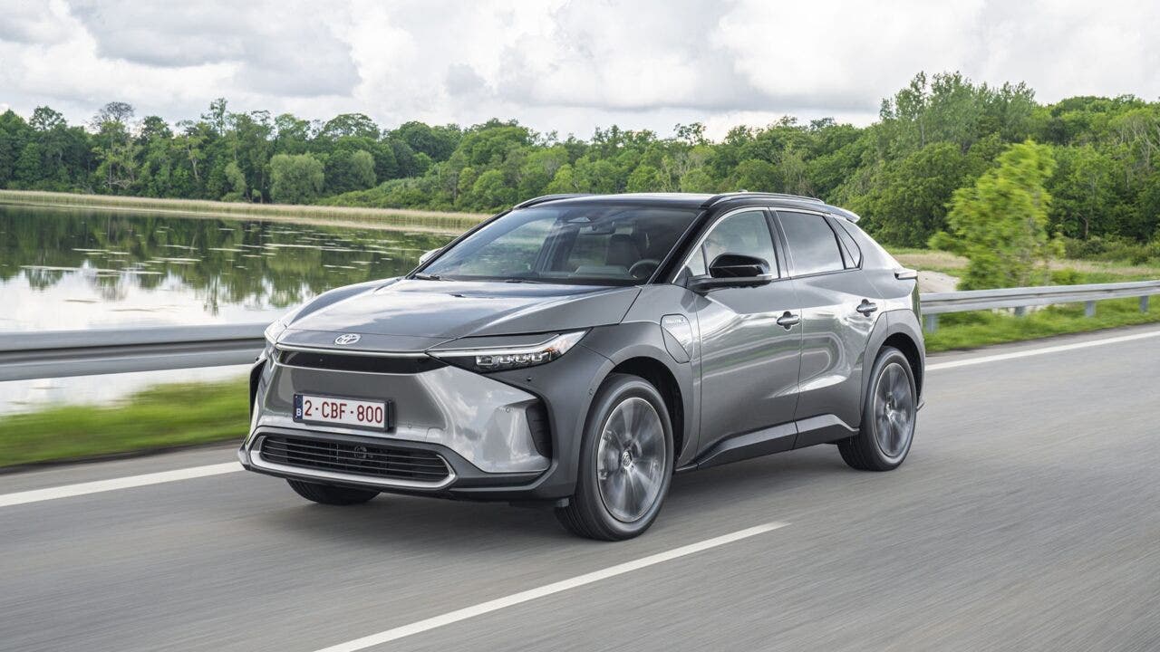 Toyota bZ4X arriva in Italia e costa molto di più di una Tesla Model Y