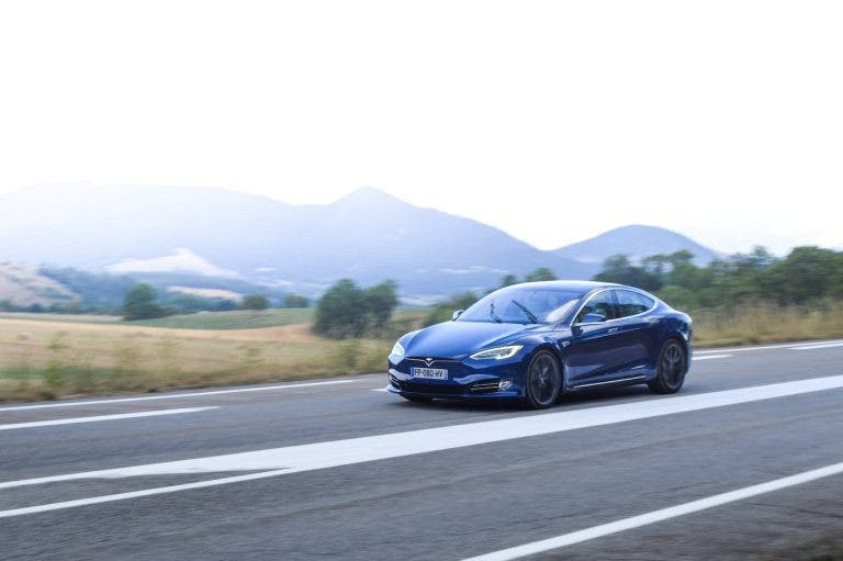 Tesla Model S, installa motore diesel per estendere l'autonomia: 5.600 ...