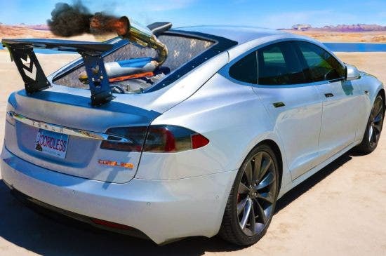 Tesla Model S, installa motore diesel per estendere l'autonomia: 5.600 ...