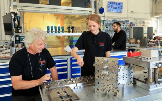 L'automotive tedesco sta crollando come un castello di carte: anche Iwis Mechatronics fa bancarotta