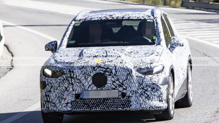 Mercedes GLC 2026: svelata la prima foto del nuovo SUV elettrico