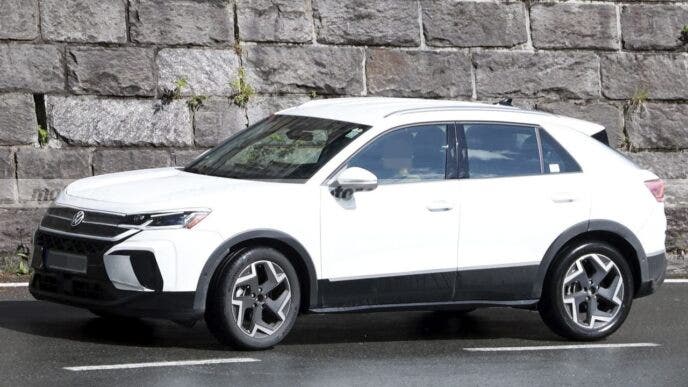 Nuova Volkswagen T-Roc: le ultime foto spia svelano il suo design