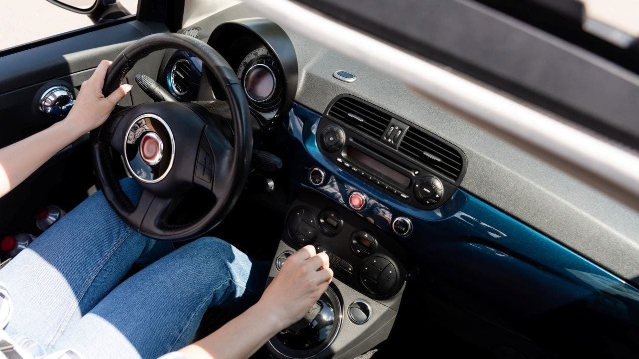 L’indicatore di cambio marcia può danneggiare il motore: ecco perché