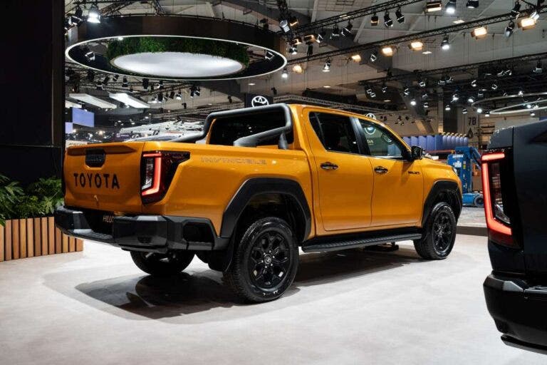 Toyota presenta l'Hilux di nona generazione: il pick-up sa ancora "nuotare"