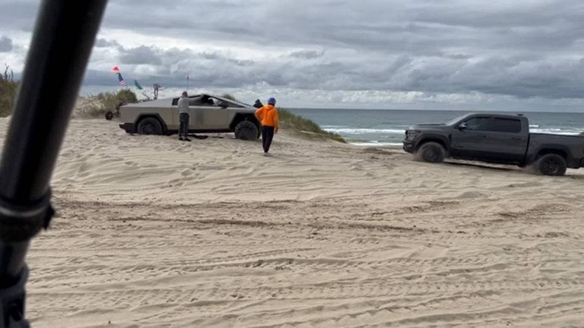 RAM 1500 rescues a stranded Tesla Cybertruck in the sand - ClubAlfa.it ...