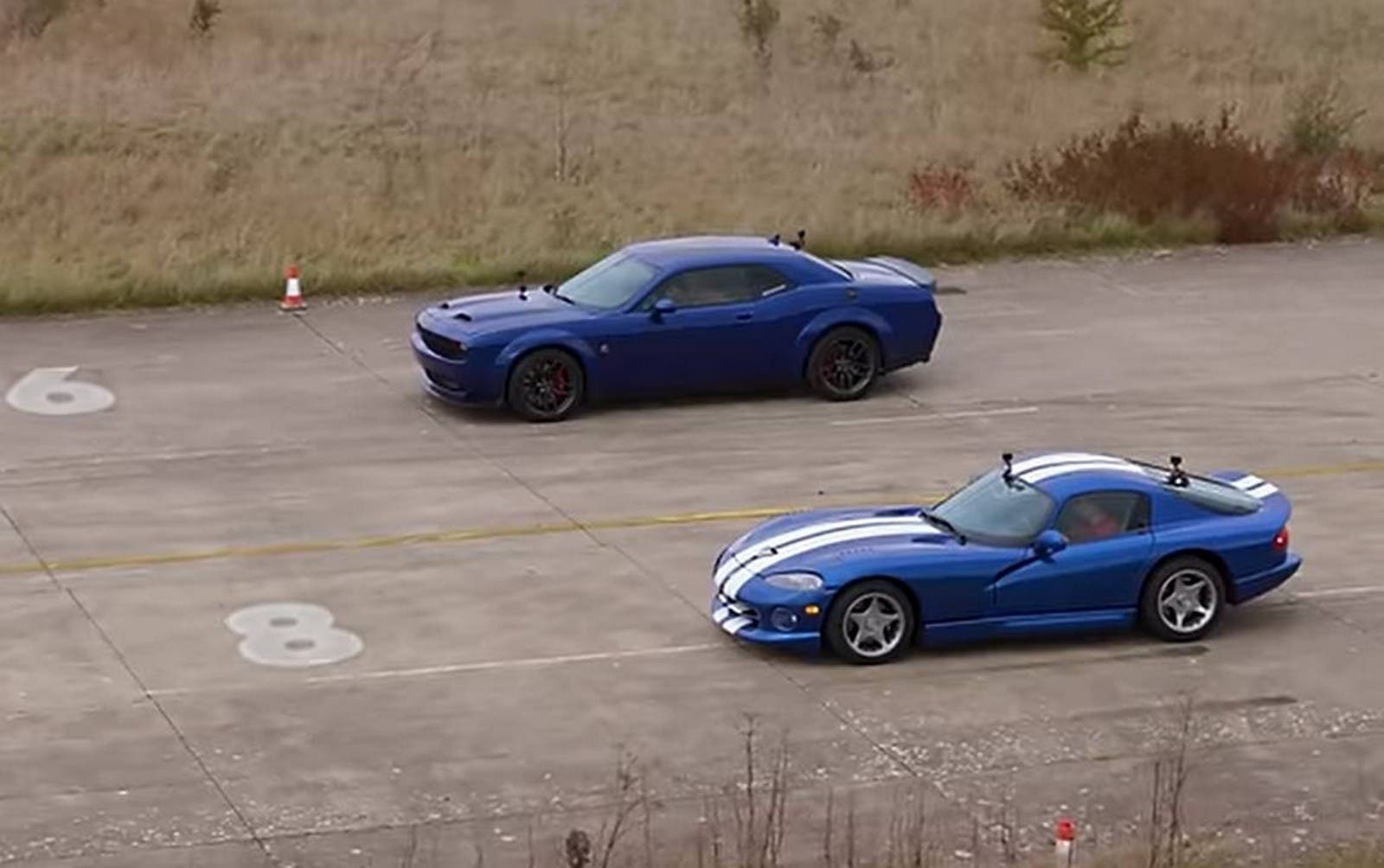 Dodge Viper GTS vs Dodge Challenger: intense family drag race | Video ...