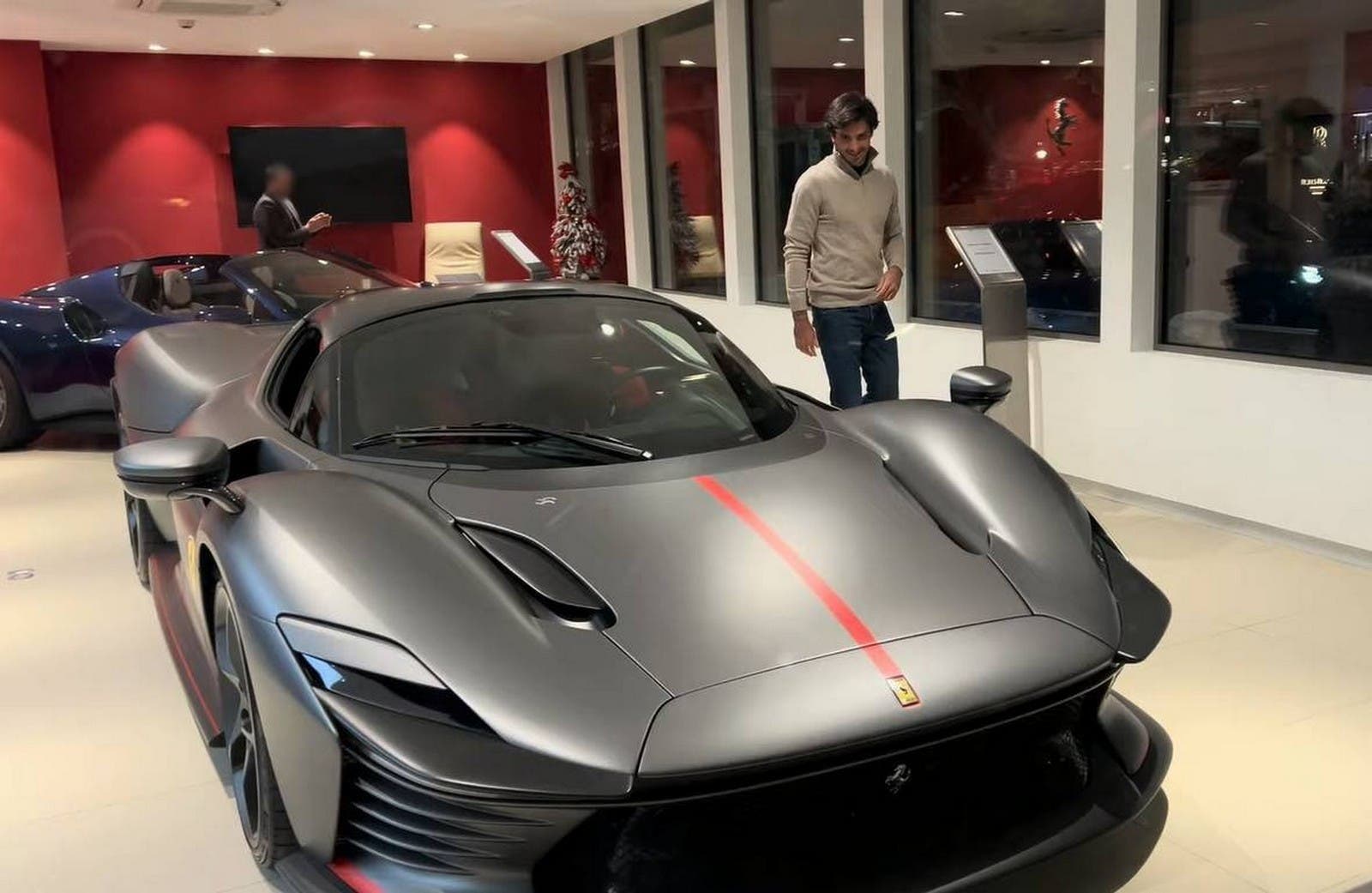 Carlos Sainz Jr. receives his Ferrari Daytona SP3 in Monte Carlo | Video - ClubAlfa Global