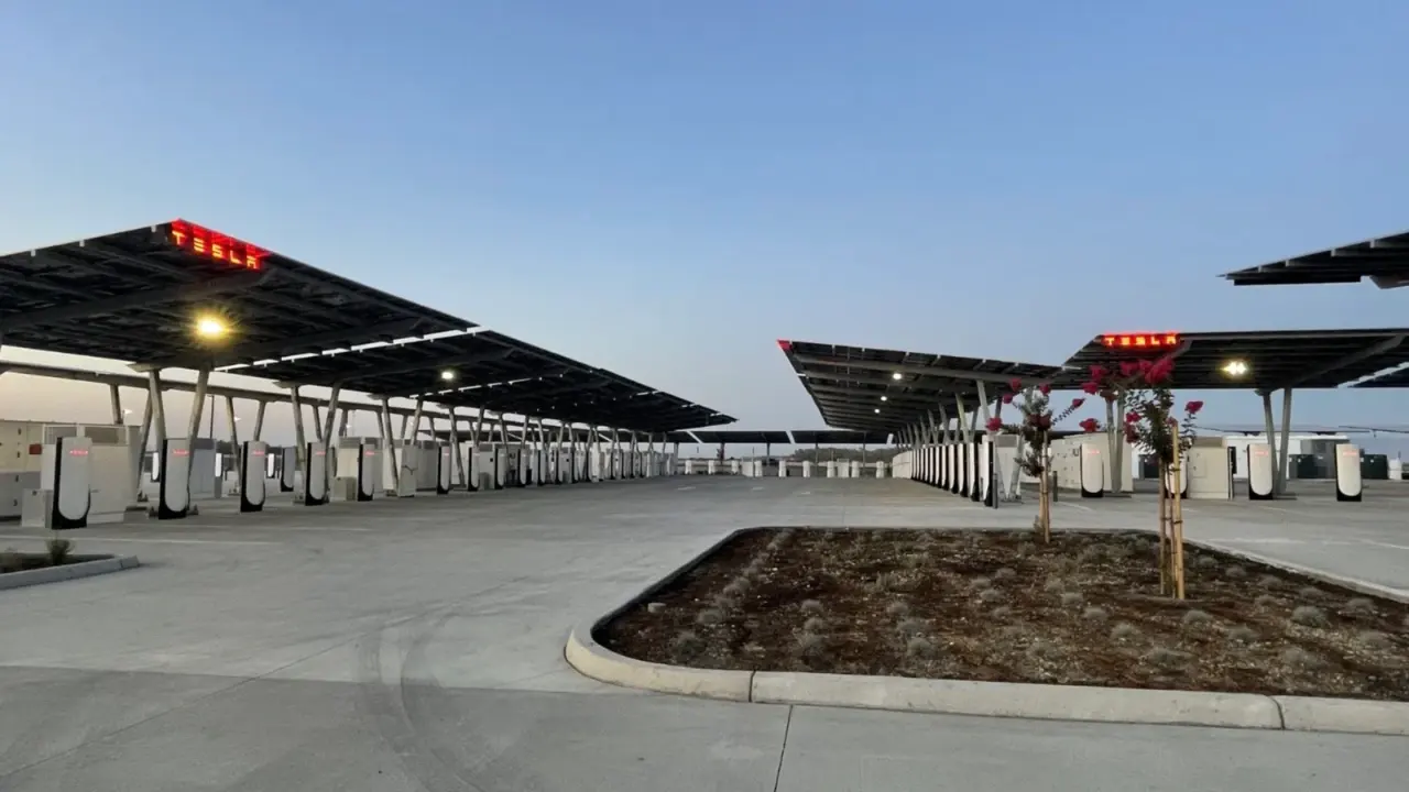 Tesla’s record-breaking Supercharger is a giant carport - ClubAlfa Global