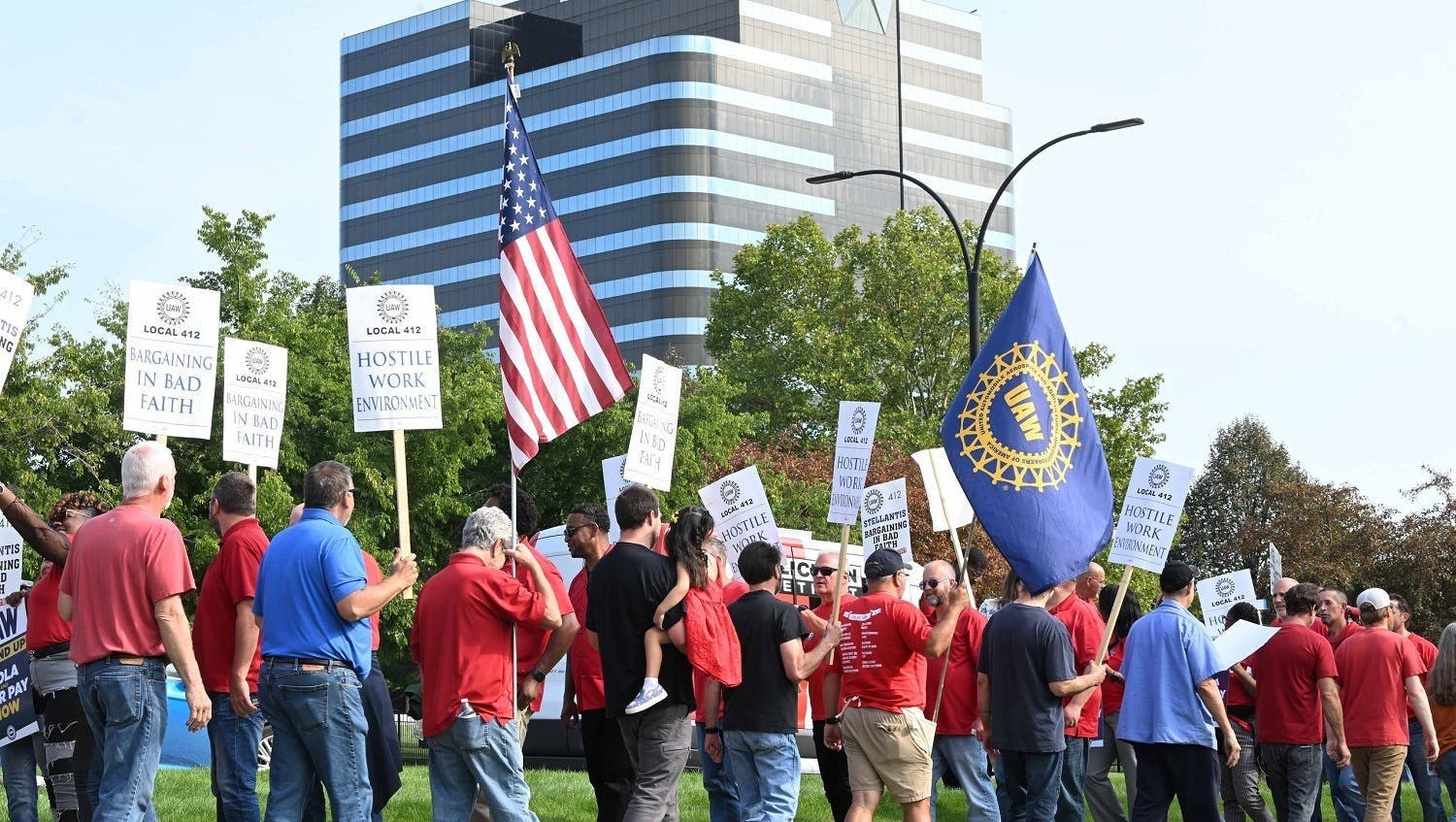 Stellantis US workers protest after bonus cancellation - ClubAlfa Global