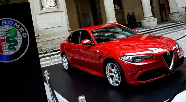 Maserati Quattroporte e Alfa Romeo Giulia in Piazzale Uffizi a Firenze ...