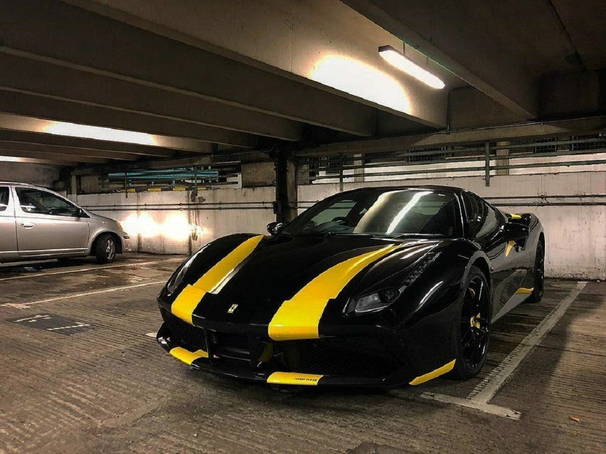 Ferrari 488 GTB: ecco un esemplare nero con inserti gialli sparsi un po ...