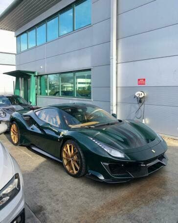 Ferrari 488 Pista si mostra in foto nelle colorazioni British Racing ...