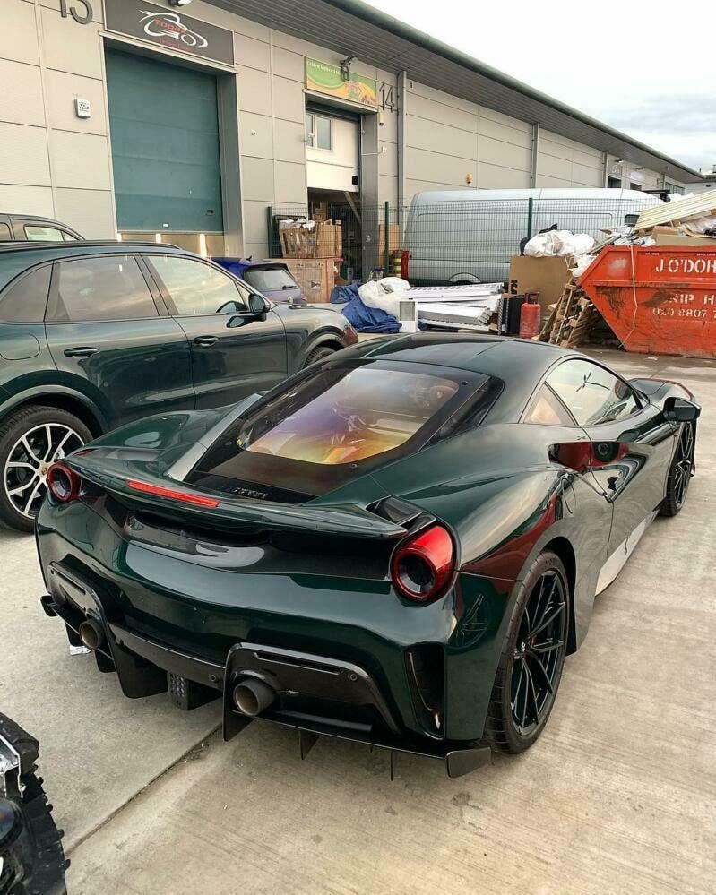 Ferrari 488 Pista si mostra in foto nelle colorazioni British Racing ...