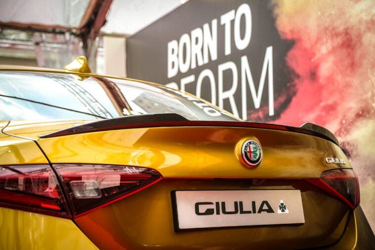 Alfa Romeo Giulia Quadrifoglio: eccola dal vivo con la livrea ocra ...