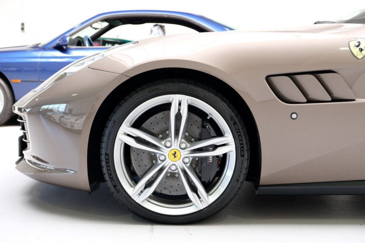 Ferrari GTC4Lusso: un esemplare Marrone Metallic con soli 100 km in ...