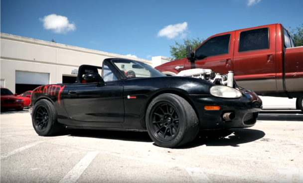 Mazda MX-5 Miata: uno speciale esemplare con motore Hellcat | Video ...