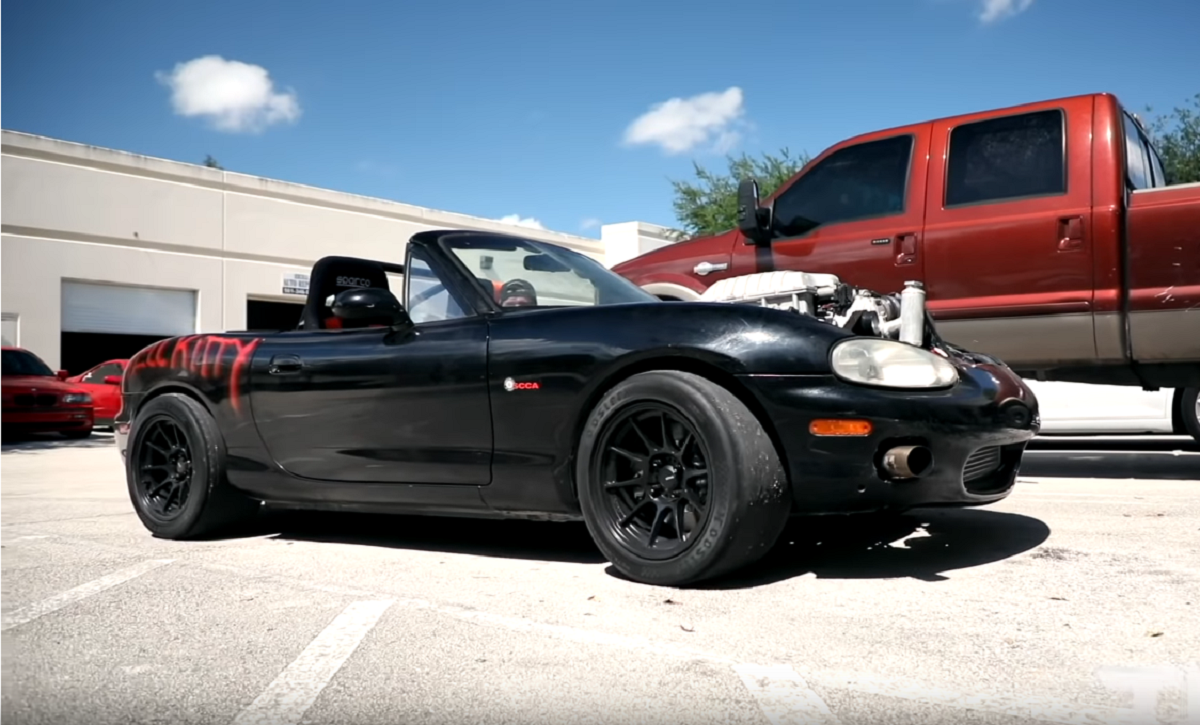 Mazda MX-5 Miata: uno speciale esemplare con motore Hellcat | Video ...
