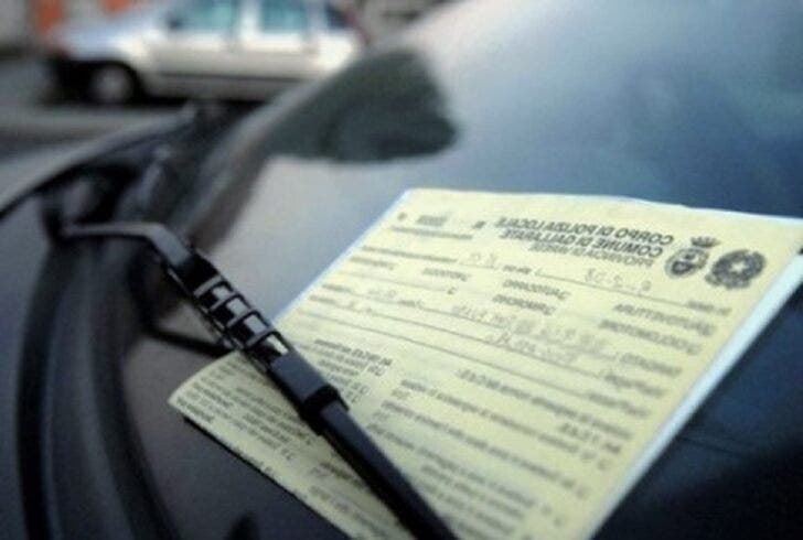 Multa per divieto di sosta: decorso dei termini, quando scatta?