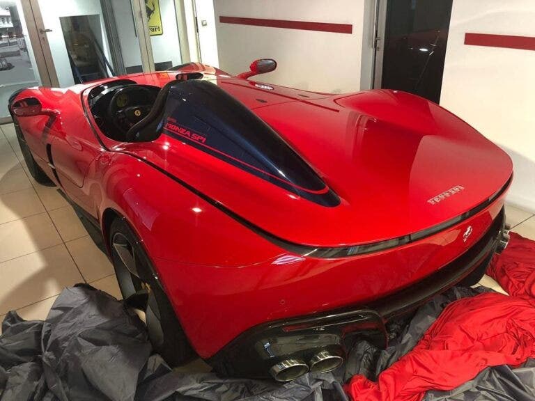 Ferrari Monza SP1: ecco un esemplare rosso con striscia nera - ClubAlfa.it