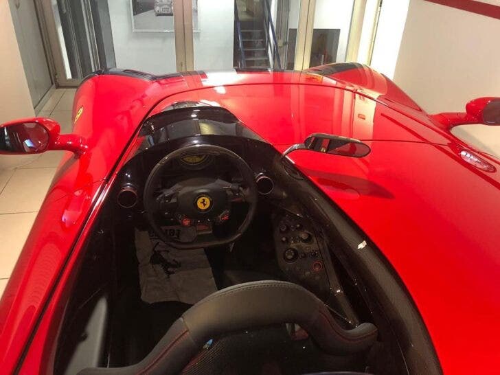 Ferrari Monza SP1: ecco un esemplare rosso con striscia nera - ClubAlfa.it