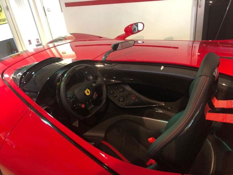 Ferrari Monza SP1: ecco un esemplare rosso con striscia nera - ClubAlfa.it
