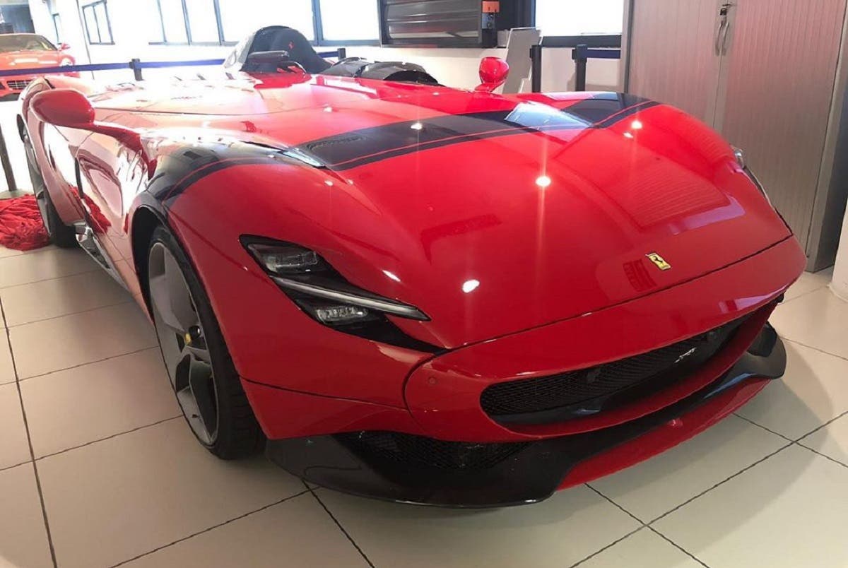 Ferrari Monza SP1: ecco un esemplare rosso con striscia nera - ClubAlfa.it