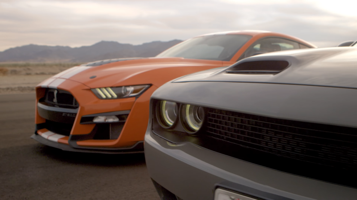 Dodge Challenger SRT Hellcat sfida la Mustang GT500 in una drag race ...