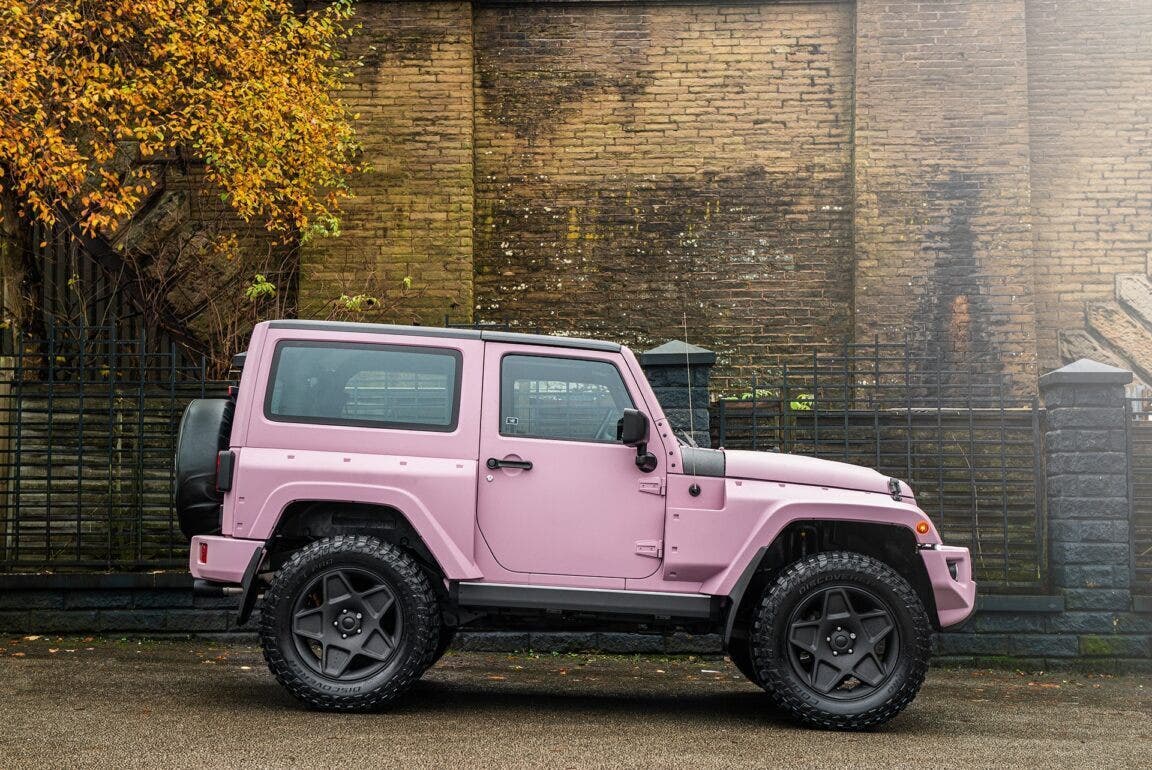 Jeep Wrangler: un esemplare rosa adatto alle donne è in vendita in ...