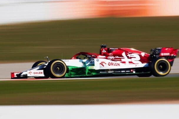Kimi Raikkonen al top con l’Alfa Romeo Racing ieri a Barcellona ...