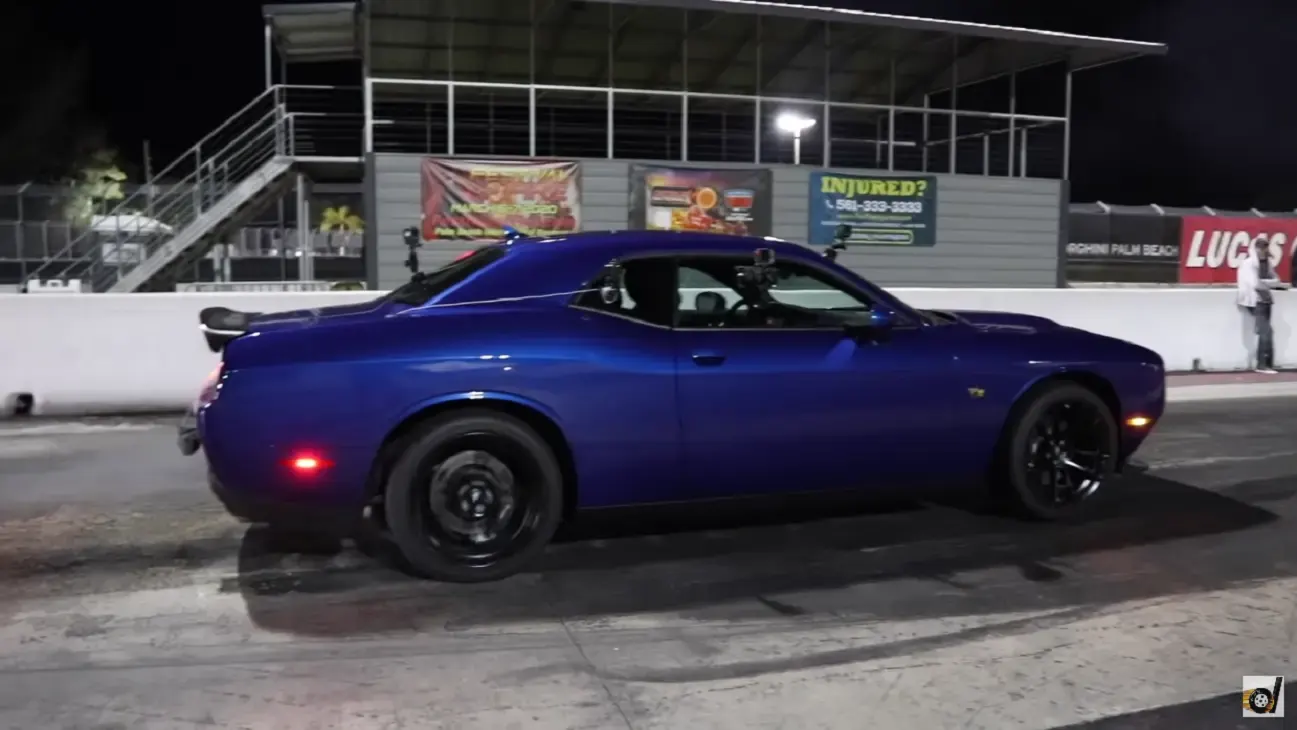 Dodge Challenger R/T Scat Pack 1320 si scontra in una drag race con due ...