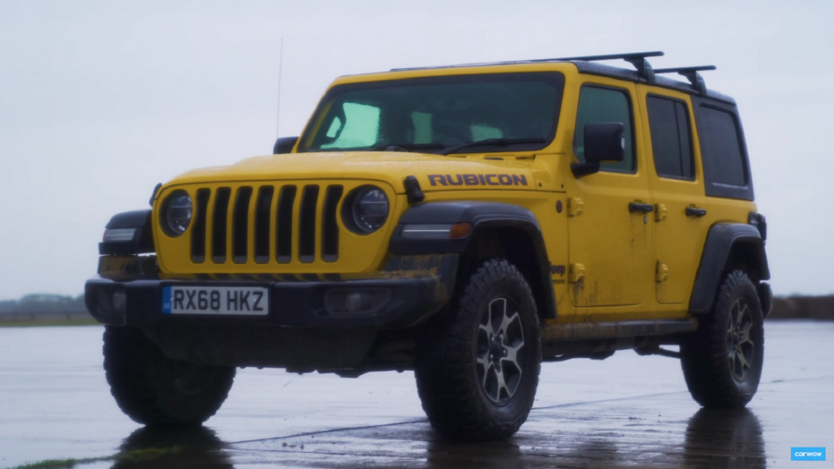 Jeep Wrangler protagonista in una sfida off-road contro il Bowler ...