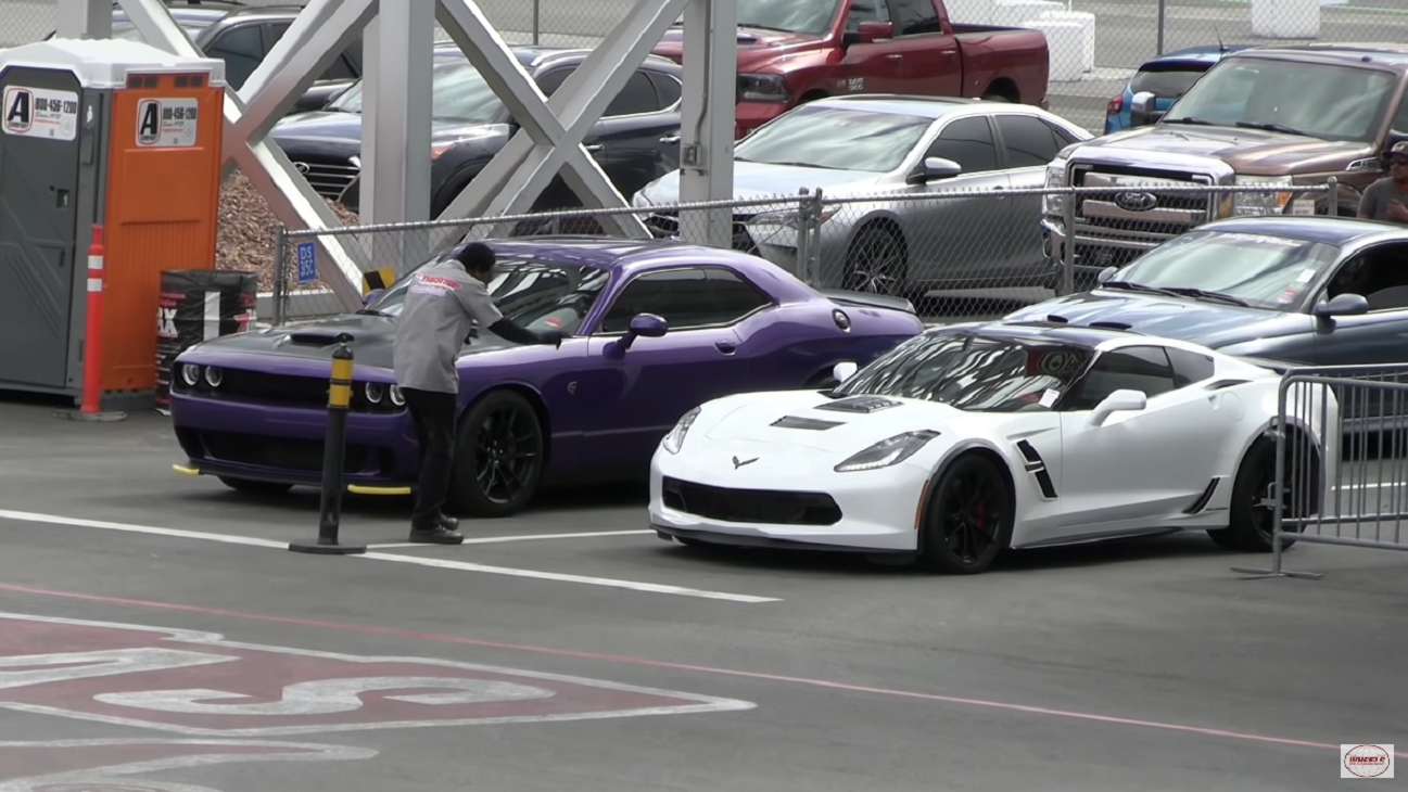 Dodge Challenger SRT Hellcat sfida una Corvette Grand Sport in una drag ...