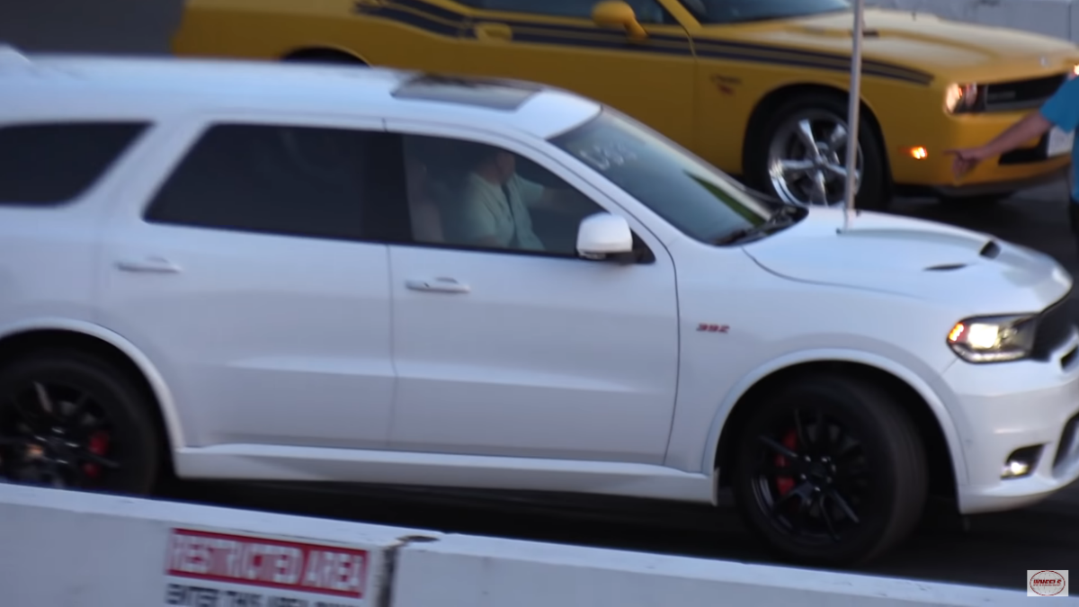 Dodge Durango SRT sfida una Challenger R/T in una drag race | Video ...