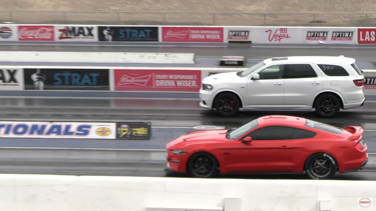Dodge Durango SRT sfida una Challenger R/T in una drag race | Video ...