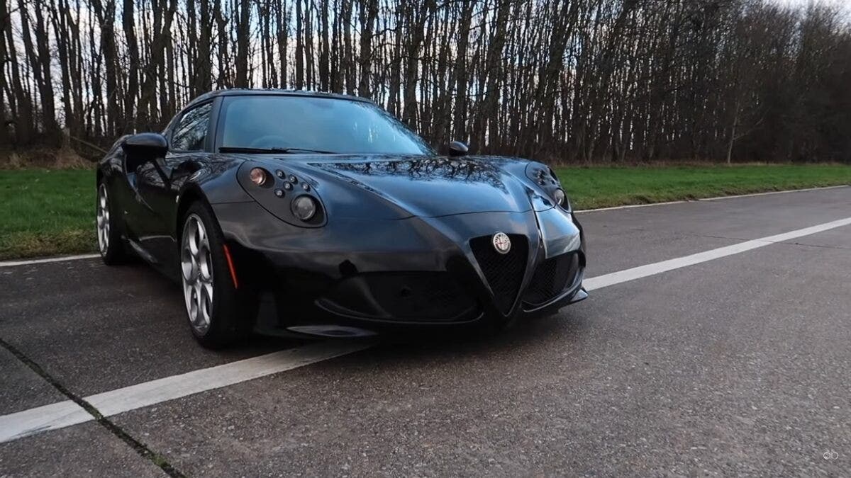 Alfa Romeo 4C sfida una Mini Cooper JCW Roadster in una drag race ...