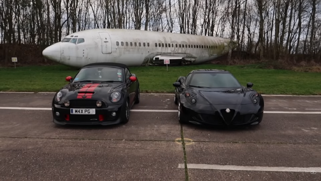 Alfa Romeo 4C sfida una Mini Cooper JCW Roadster in una drag race ...