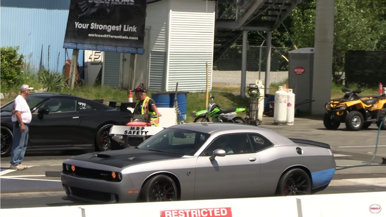 Dodge Challenger SRT Hellcat sfida una Nissan GT-R in una drag race ...