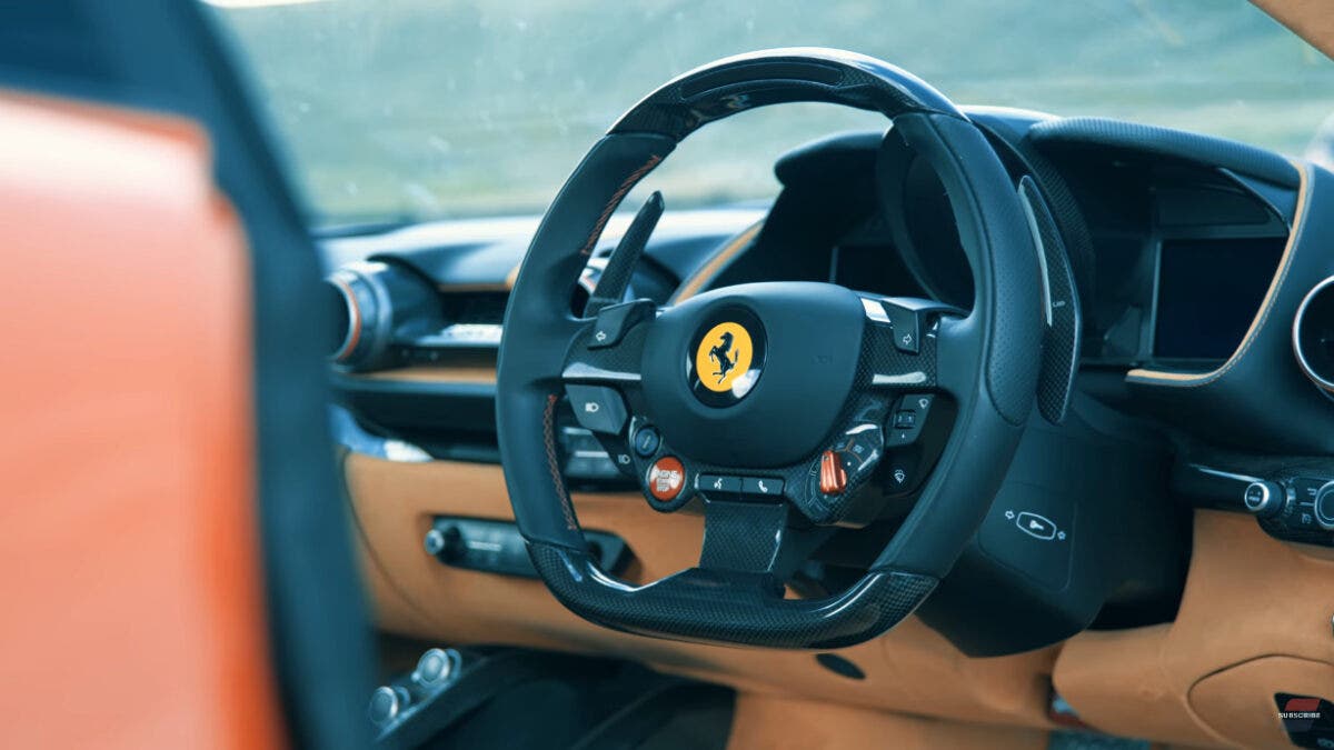 Ferrari 812 Superfast è una supercar a tutti gli effetti con il suo V12 ...