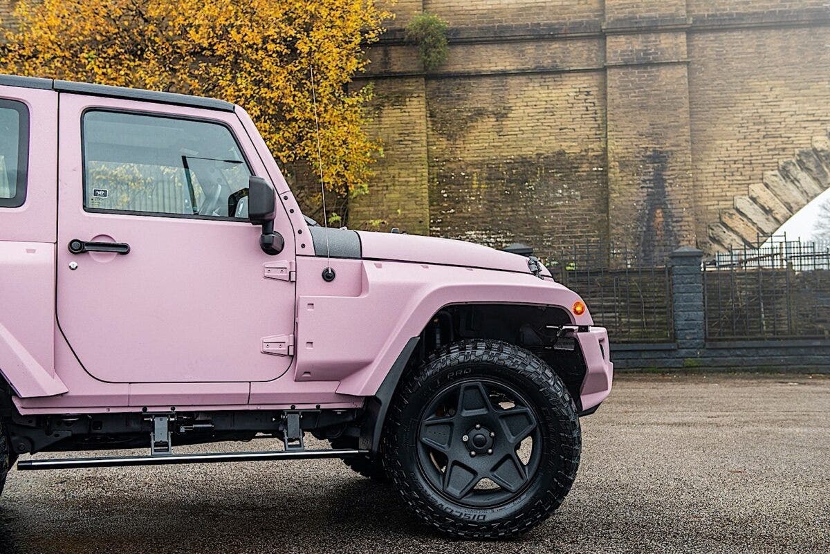 Questa Jeep Wrangler in rosa militare è in cerca di una nuova casa ...