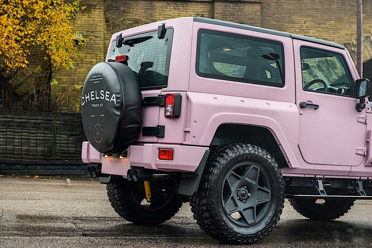 Questa Jeep Wrangler in rosa militare è in cerca di una nuova casa ...