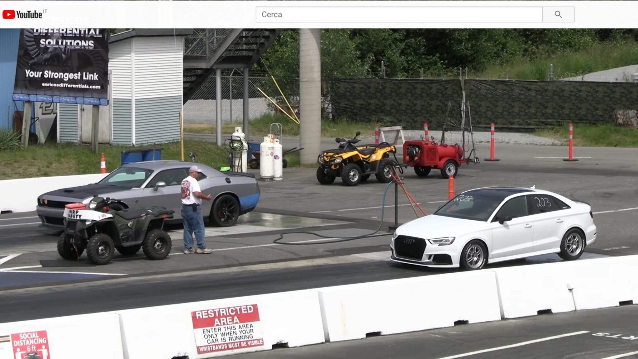 Dodge Challenger SRT Hellcat sfida un'Audi RS3 modificata | Video ...