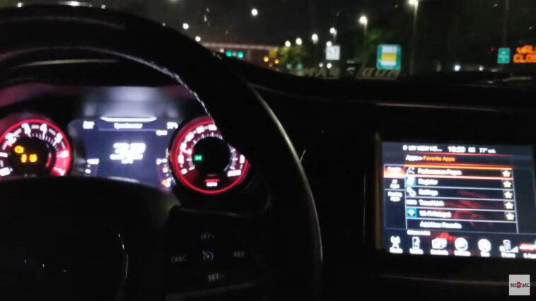 Dodge Challenger SRT Hellcat sfida una Nissan GT-R in una drag race ...