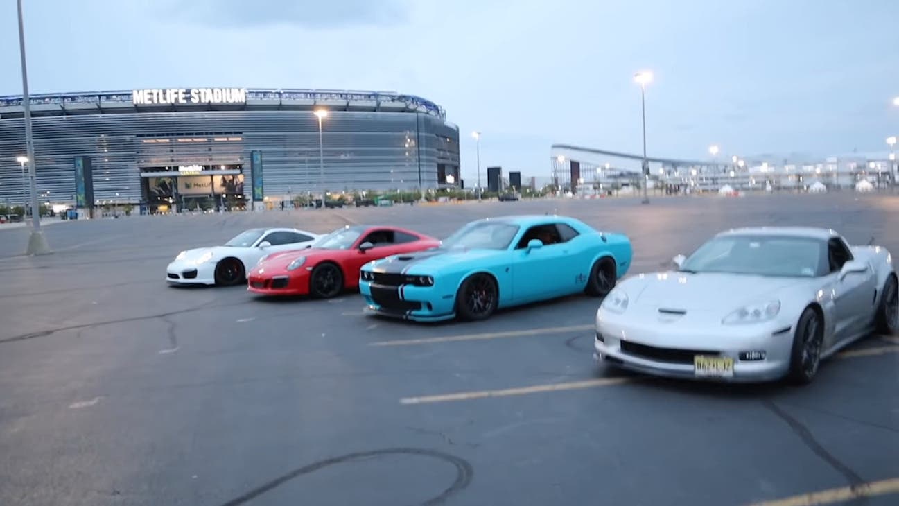 Dodge Challenger SRT Hellcat gareggia contro una Porsche 911 Turbo ...