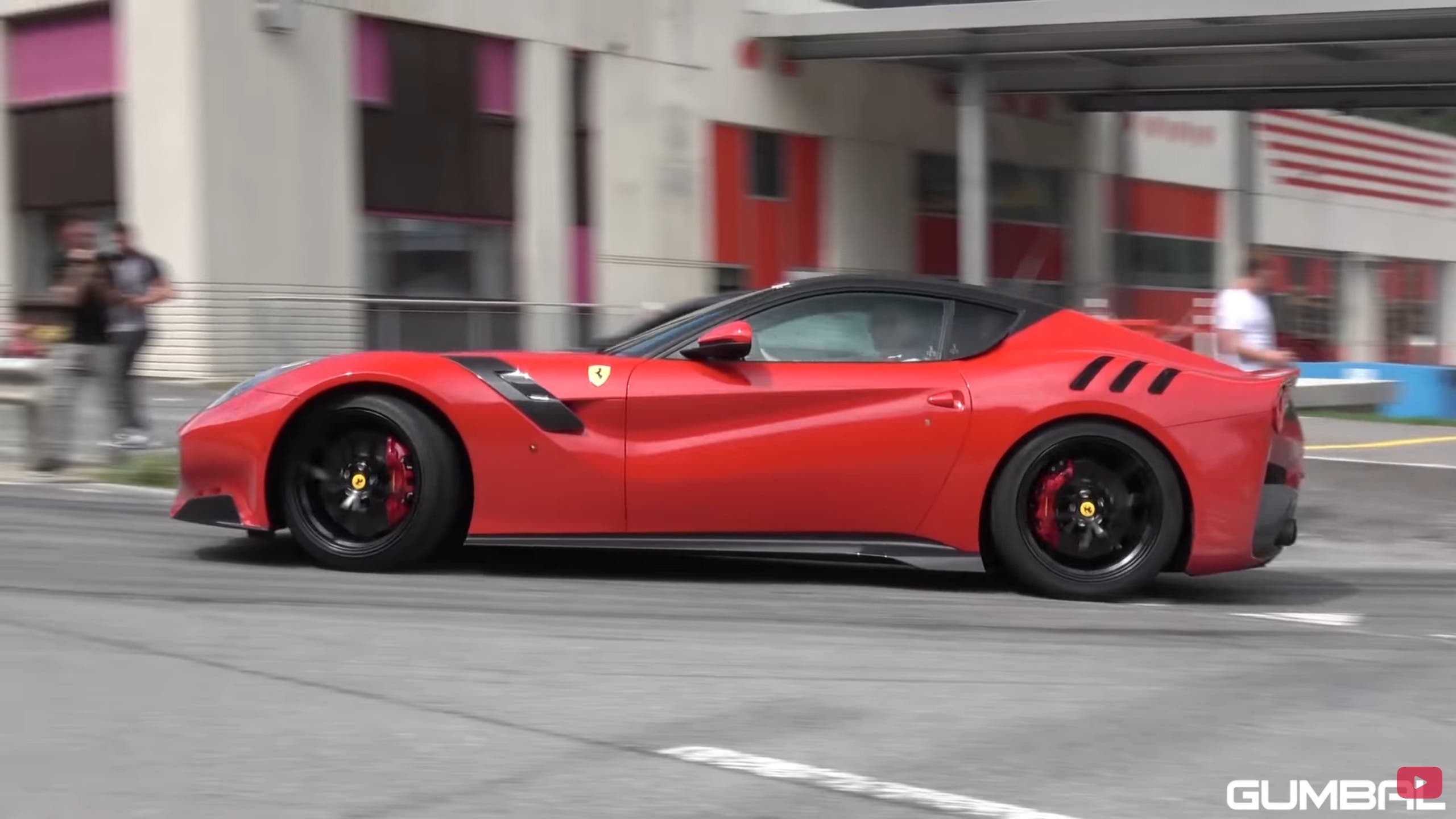 Ferrari F12tdf sfida alcune supercar prestanti in varie drag race ...