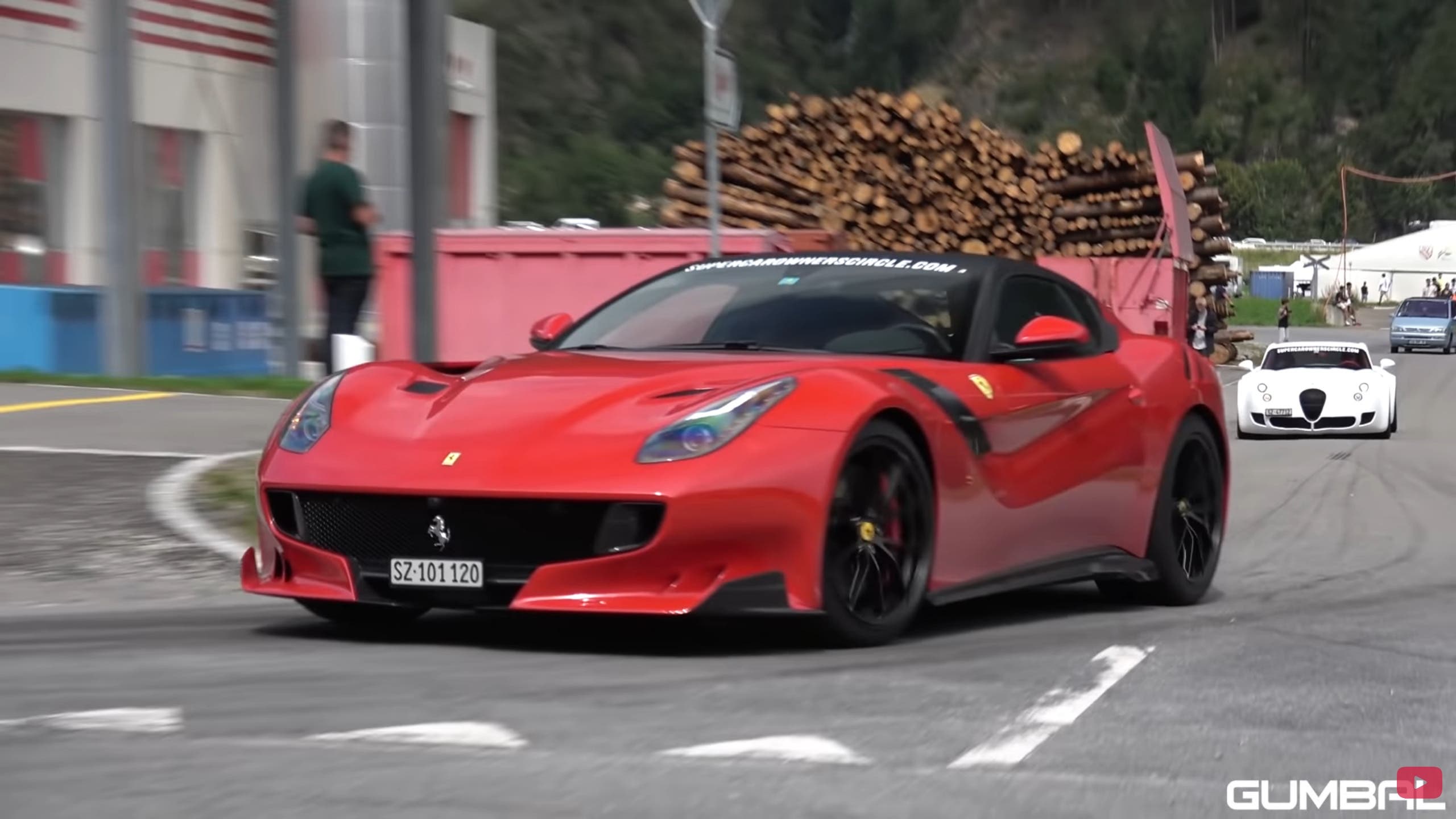 Ferrari F12tdf sfida alcune supercar prestanti in varie drag race ...