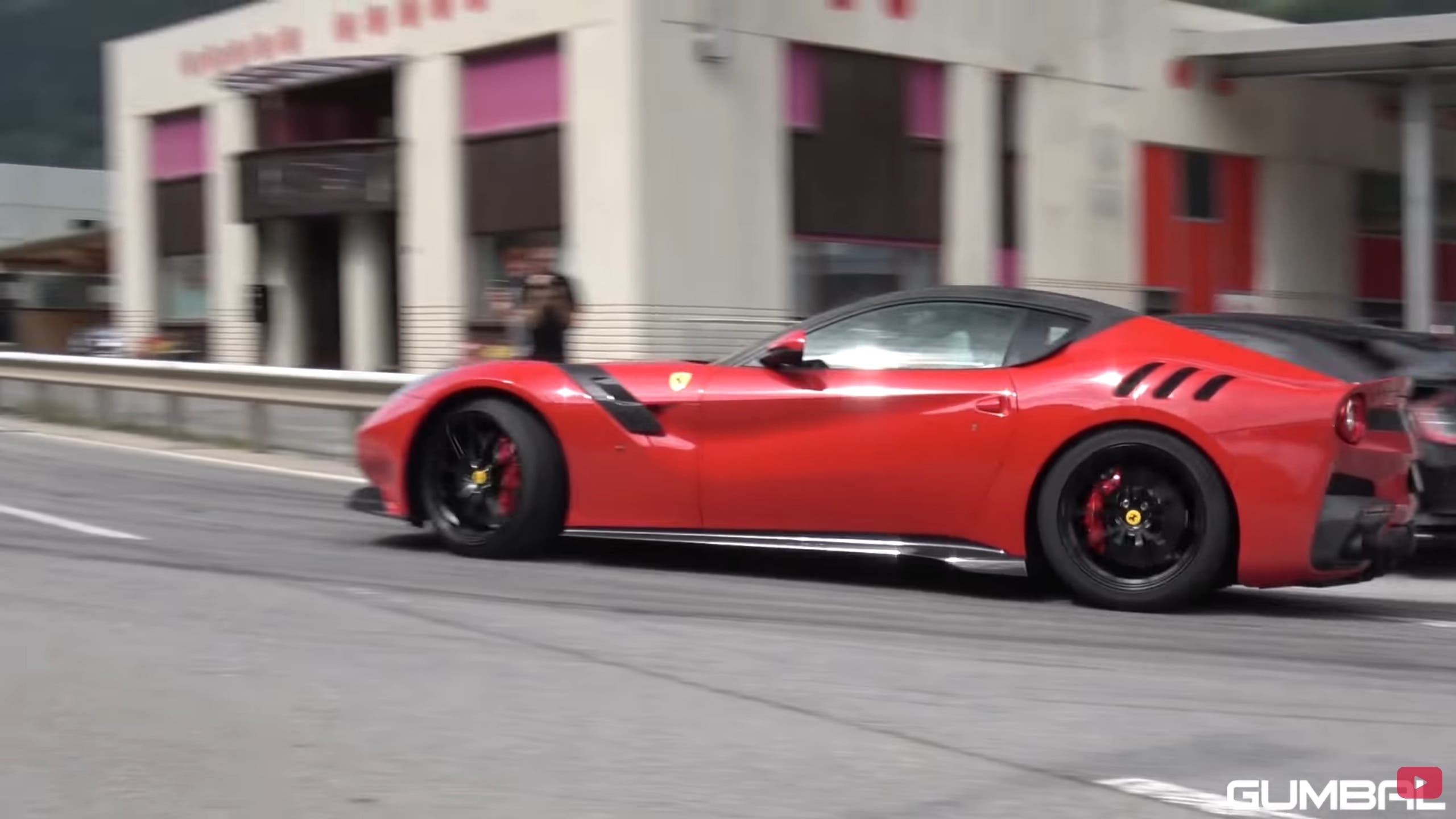 Ferrari F12tdf sfida alcune supercar prestanti in varie drag race ...