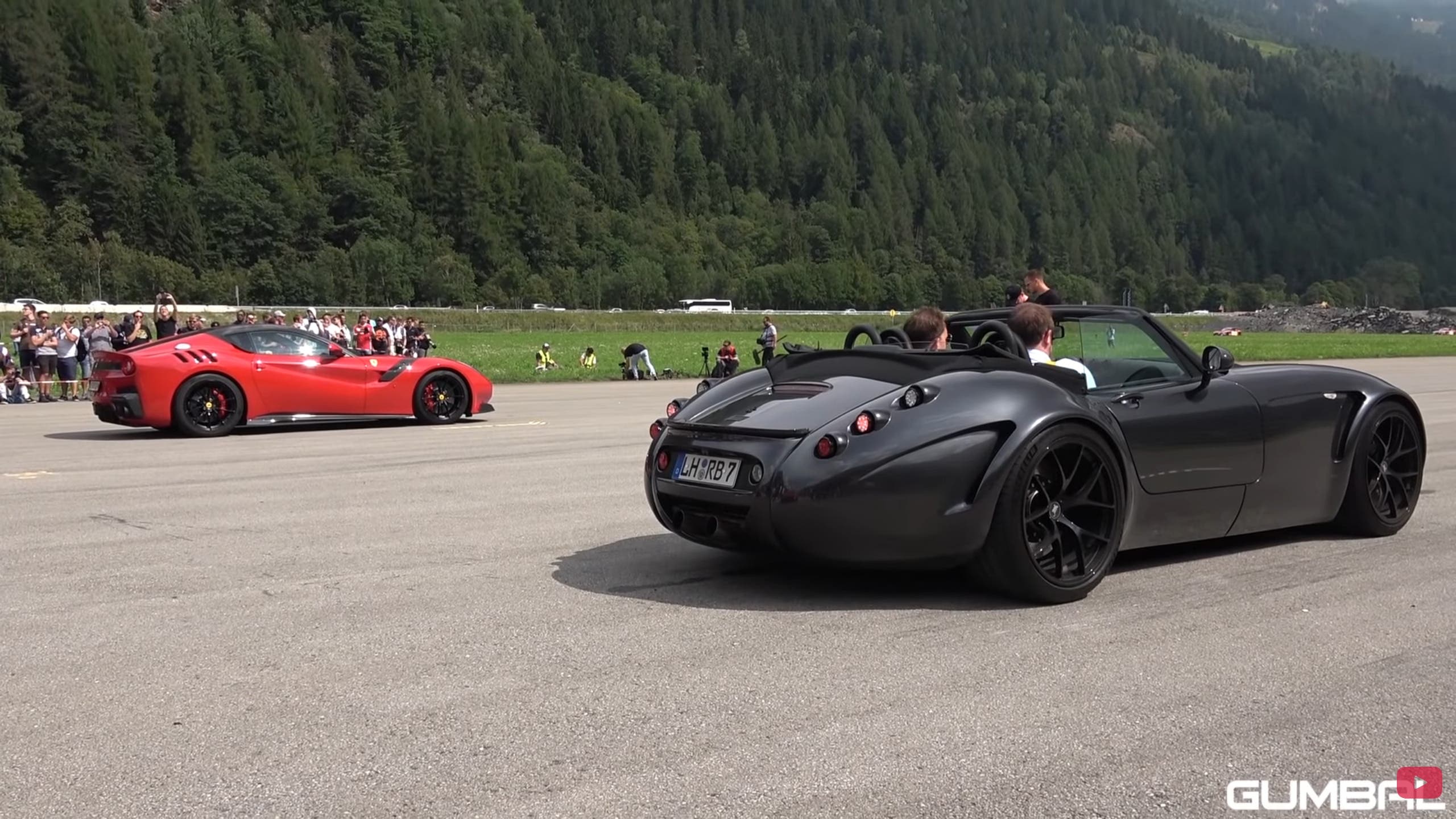 Ferrari F12tdf sfida alcune supercar prestanti in varie drag race ...