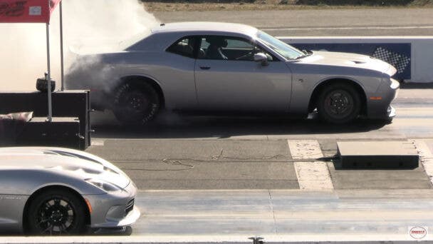 Dodge Challenger SRT Hellcat sfida una Viper in una drag race | Video ...
