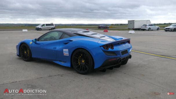 Ferrari F8 Tributo gareggia contro varie BMW e Mercedes-AMG | Video ...