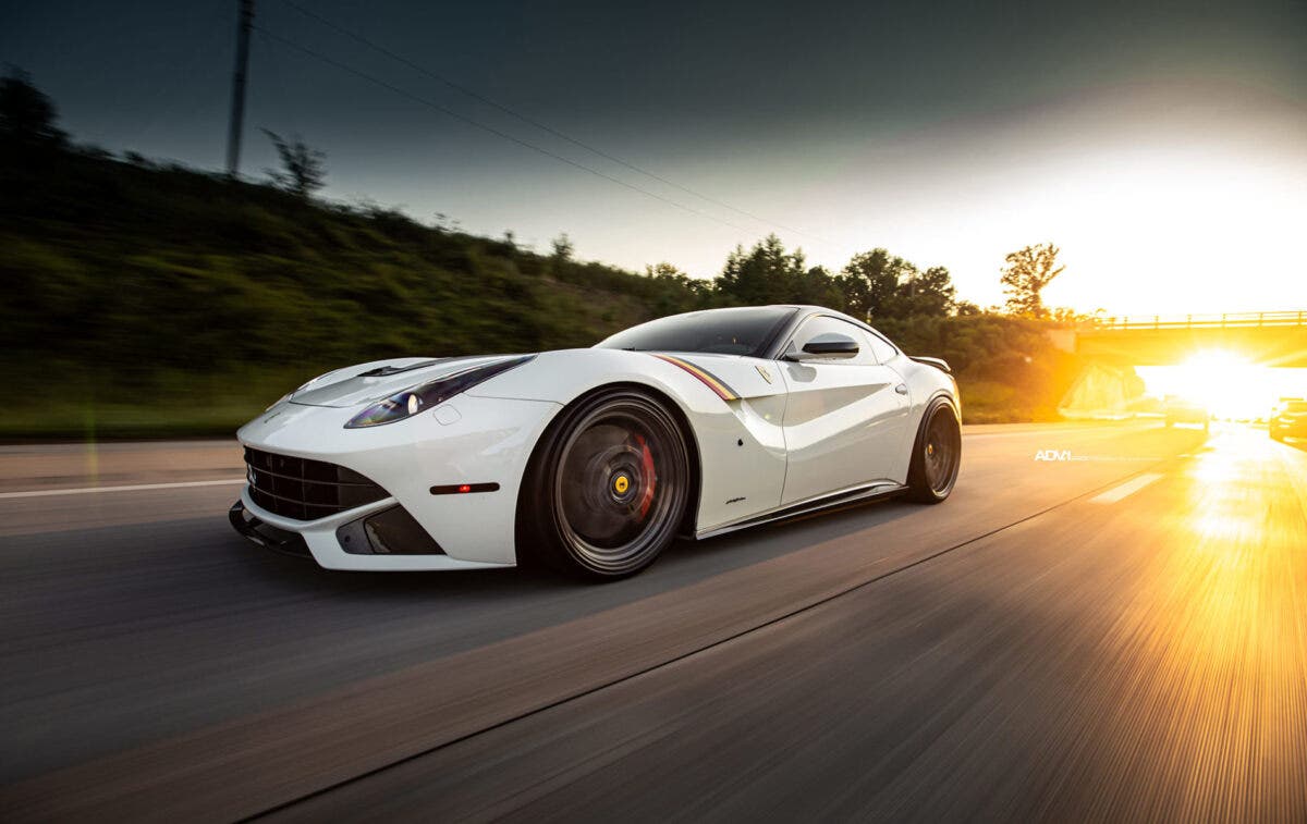 Una F12 Berlinetta monta uno specifico kit aerodinamico NOVITEC e ...